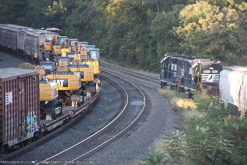 NS 5013 working the yard